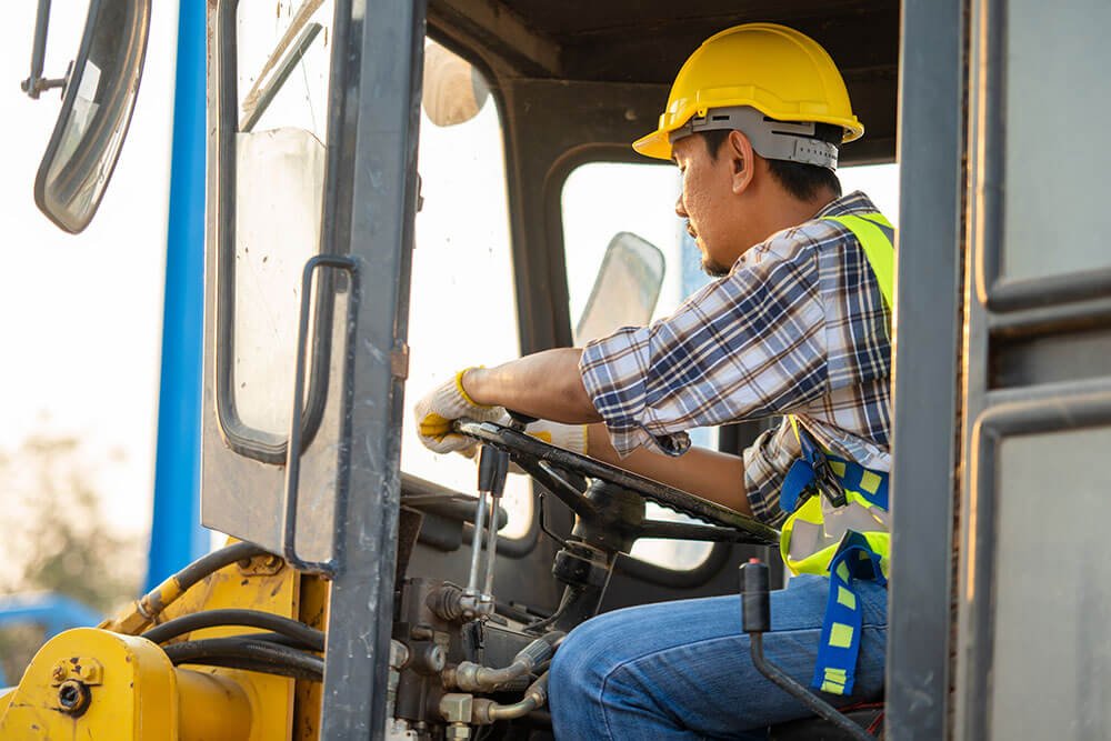 Conducteur d’Engin : Un Métier Essentiel dans les Travaux Publics et le BTP